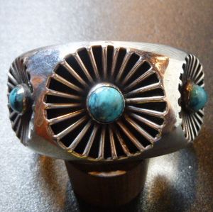 モダンスタイル生みの親でありナバホの父と呼ばれる天才アーティスト「Kenneth・Begay」を兄に持つホワイトホーガンファミリーの一員として ...