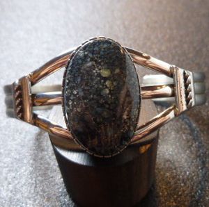 素晴らしく美しいハイグレードのニューランダーをセットした「Delbert・Vandever」作バングル新入荷! - インディアンジュエリー ...