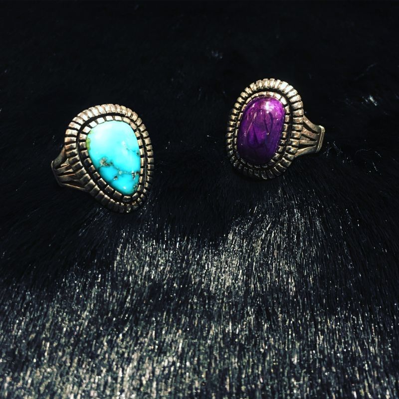 狂い無いチゼルワークがシンプルかつ上品な仕上がりのトップアーティストの一人「Bitsoi・Russell」作ターコイズ&スギライト付リング新 ...