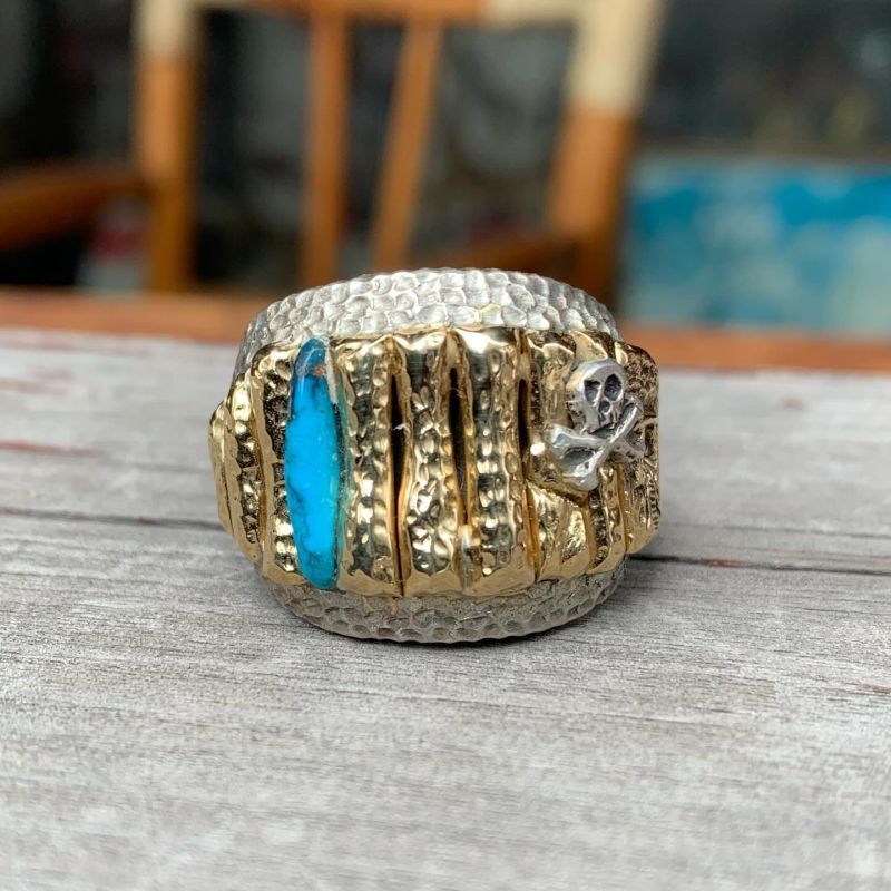 18Kゴールドバーとビスビーターコイズでのインレイにシルバーのボーンスカルをアクセントにアップリケされた今後の活躍が益々期待されるトップ ...