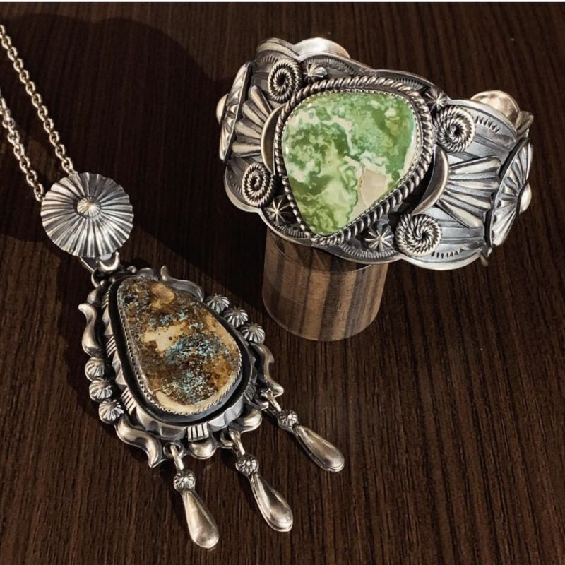 一目でわかるアップリケスタイルが人気の「Delbert・Gordon」作ビッグターコイズ付バングル&ペンダントトップ新入荷! - インディアン ...