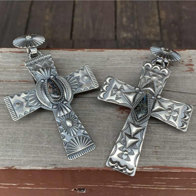 一目でわかるアップリケスタイルが人気の「Delbert・Gordon」作ターコイズ付別注ビッグクロスペンダントトップ新入荷! - インディアン ...