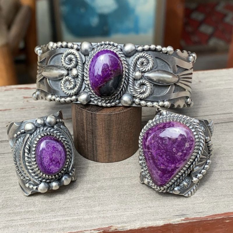 一目でわかるアップリケスタイルが人気の「Delbert・Gordon」作別注スギライト付バングル&リング新入荷! - インディアンジュエリー＆クラフト専門店 「PINERIDGE（パインリッジ）」です