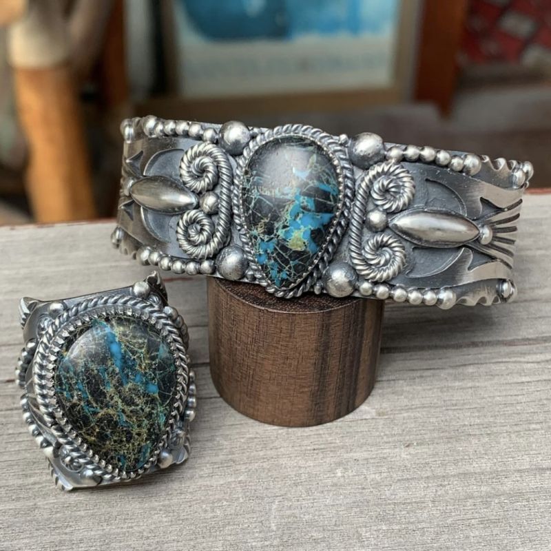 一目でわかるアップリケスタイルが人気の「Delbert・Gordon」作別注カーリンターコイズ付バングル&リング新入荷! - インディアン ...