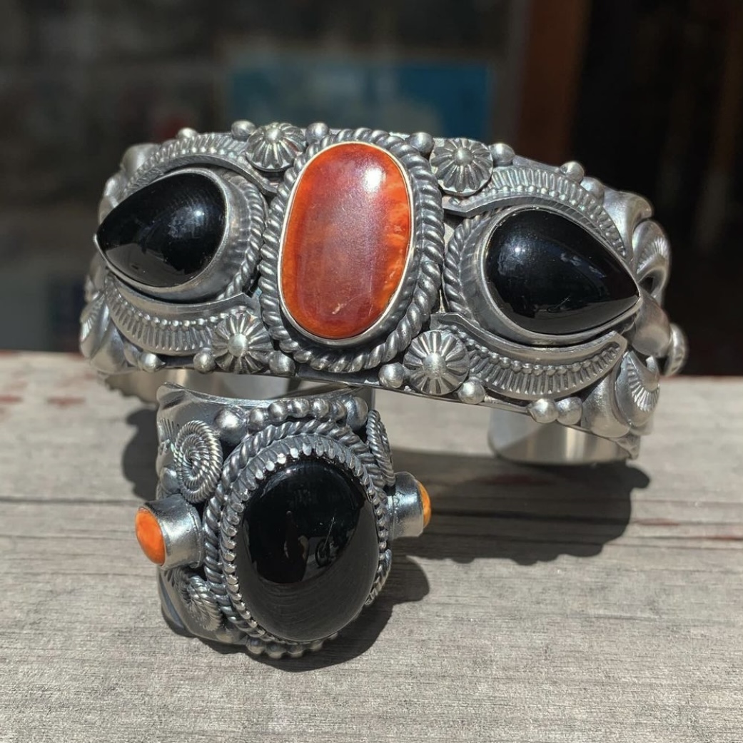 一目でわかるアップリケスタイルが人気の「Delbert・Gordon」作別注オニキス&シェル付バングル&リング新入荷! - インディアン ...