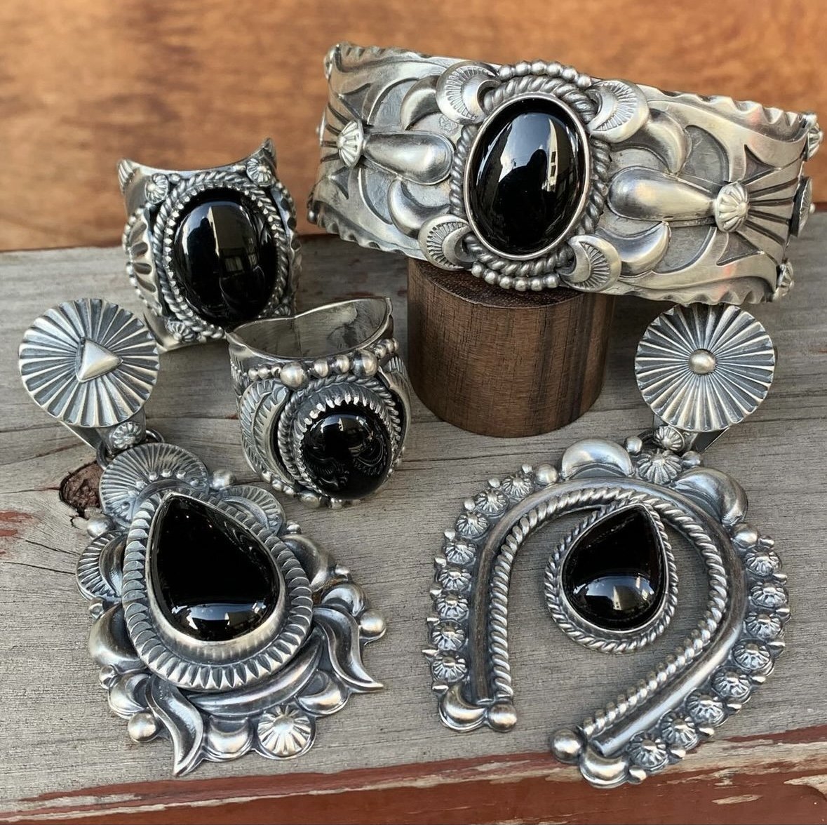 一目でわかるアップリケスタイルが人気の「Delbert・Gordon」作別注ブラックオニキス付リング新入荷! - インディアンジュエリー＆クラフト専門店 「PINERIDGE（パインリッジ）」です