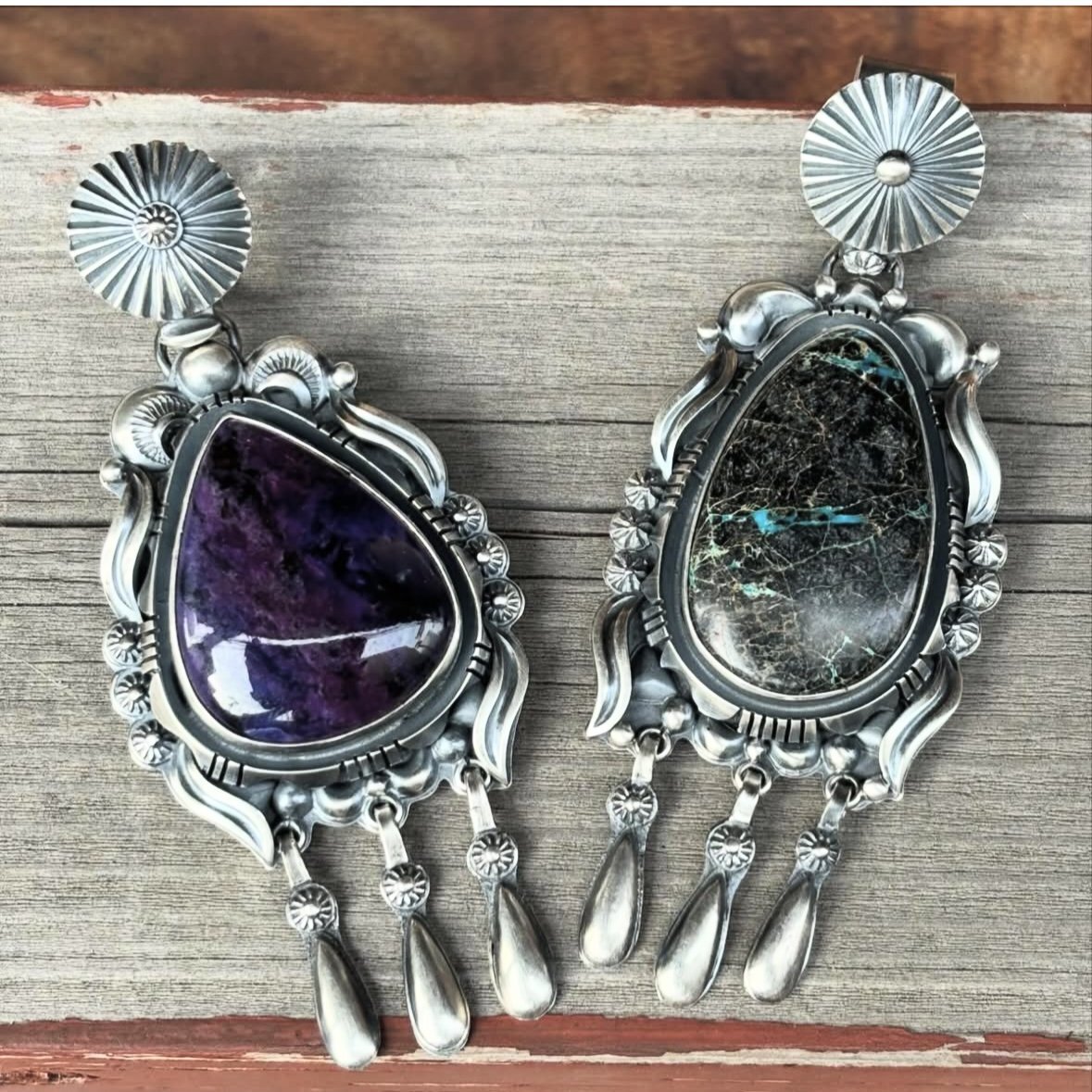 一目でわかるアップリケスタイルが人気の「Delbert・Gordon」作ビッグターコイズ&スギライトセットのペンダントトップ新入荷 ...