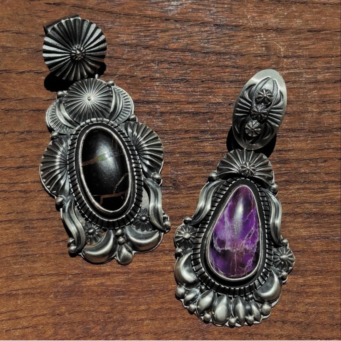 一目でわかるアップリケスタイルが人気の「Delbert・Gordon」作スギライト&ターコイズ付ペンダントトップ新入荷! - インディアンジュエリー＆クラフト専門店 「PINERIDGE ...