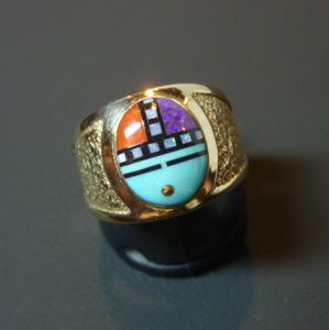 オールゴールドならではの輝きにビスビーターコイズ&サンフェイスインレイがセットされたエレガントな仕上がりの「Gary・Arviso ...